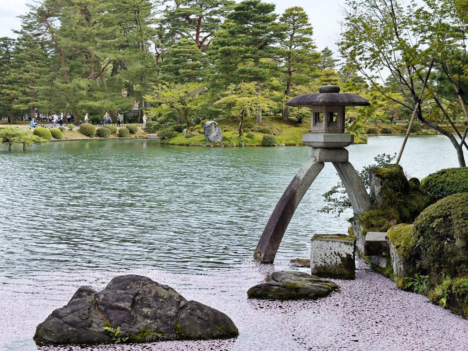 Kenrokuen Garden | Guide to Japan's Most Beautiful Garden